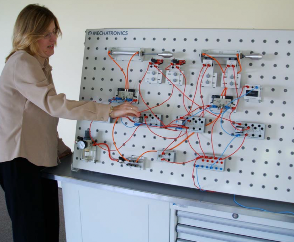 TRAINING ELECTRO PNEUMATIC SYSTEM PRINCIPLES AND APPLICATION - Casa ...